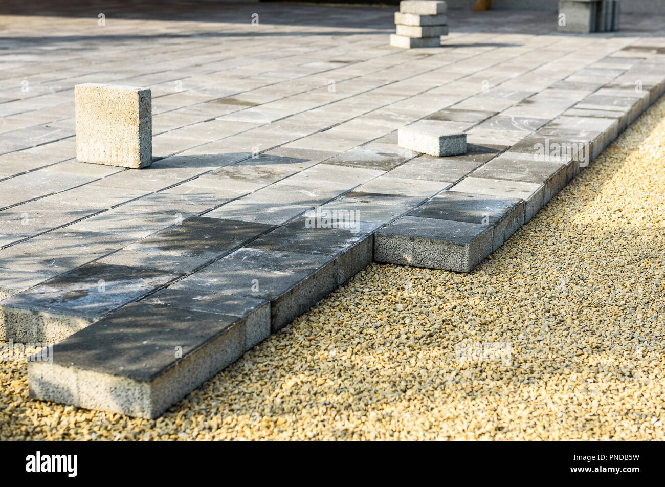 Festlegung grauer Beton Pflastersteine in Haus Hof Einfahrt, Terrasse ...