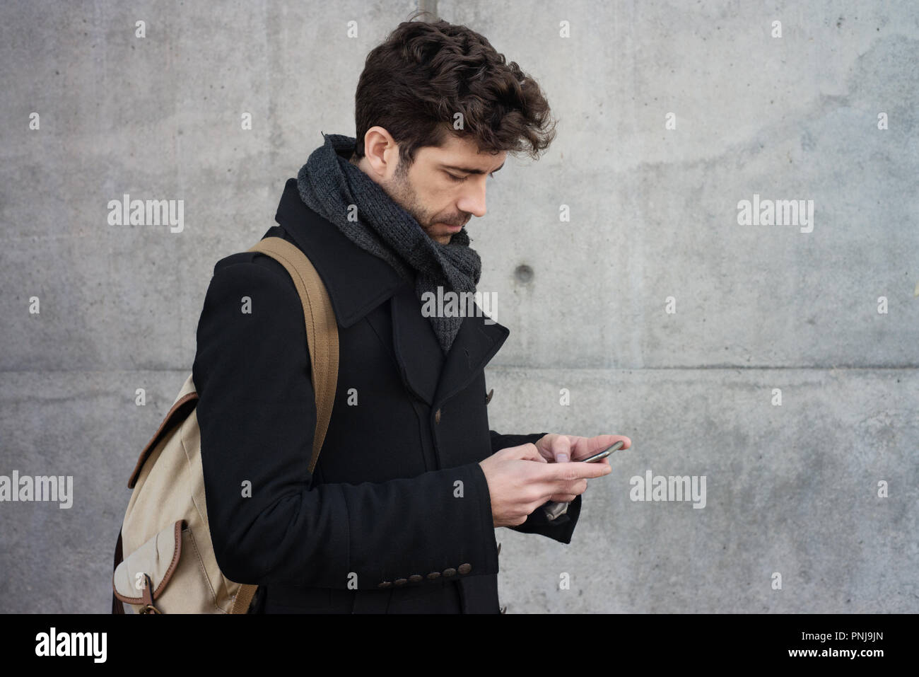 Mann schreibt -Fotos und -Bildmaterial in hoher Auflösung – Alamy