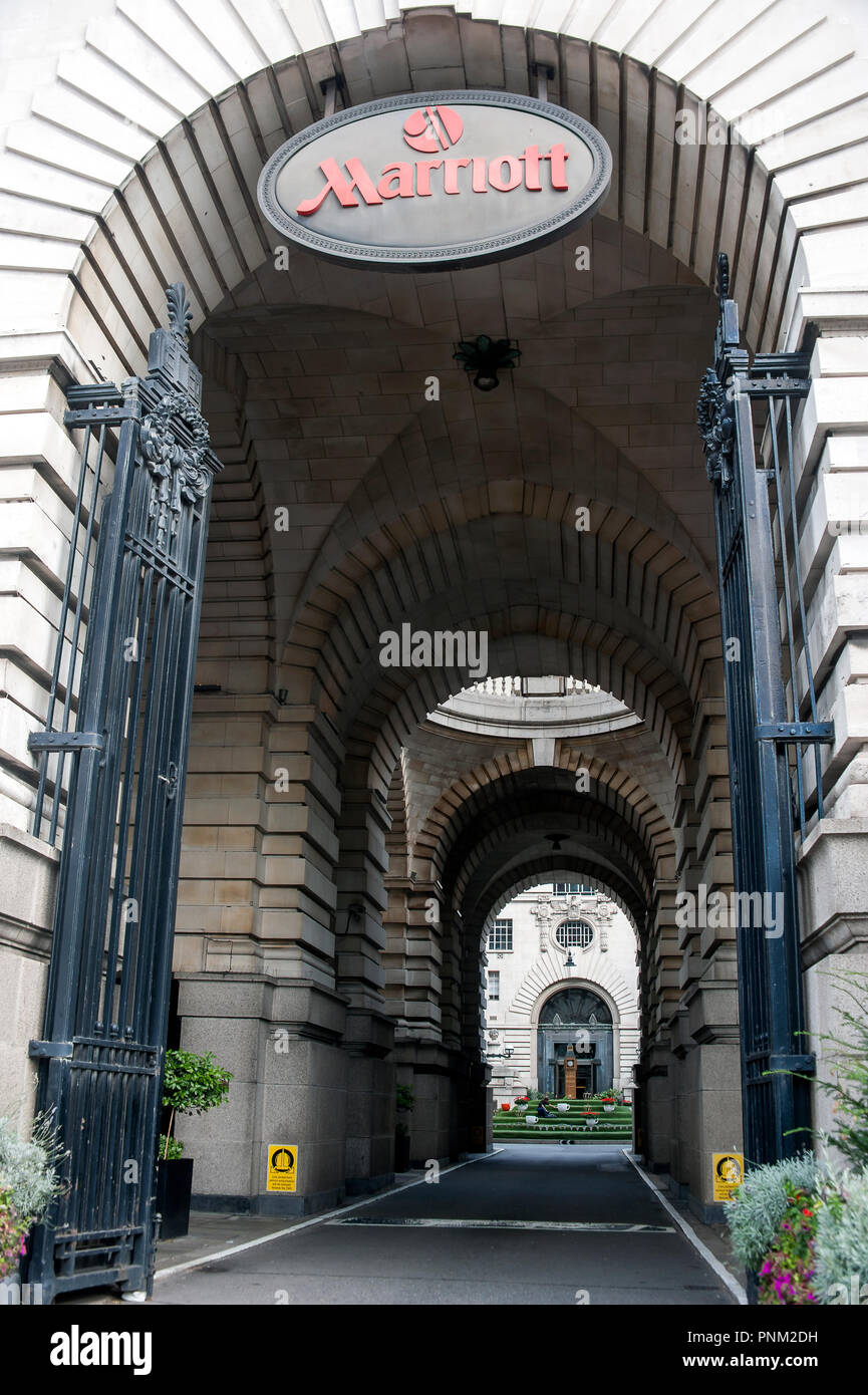 Eingang zum Marriott Hotel County Hall, Westminster Bridge Road, London ...