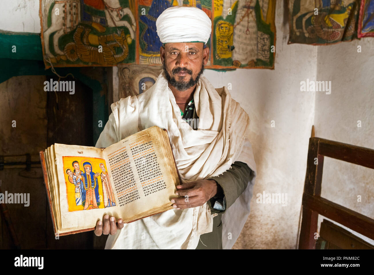 Mönch und 300 Jahre alte Neue Testament Bibel zeigt Maria, Josef ...