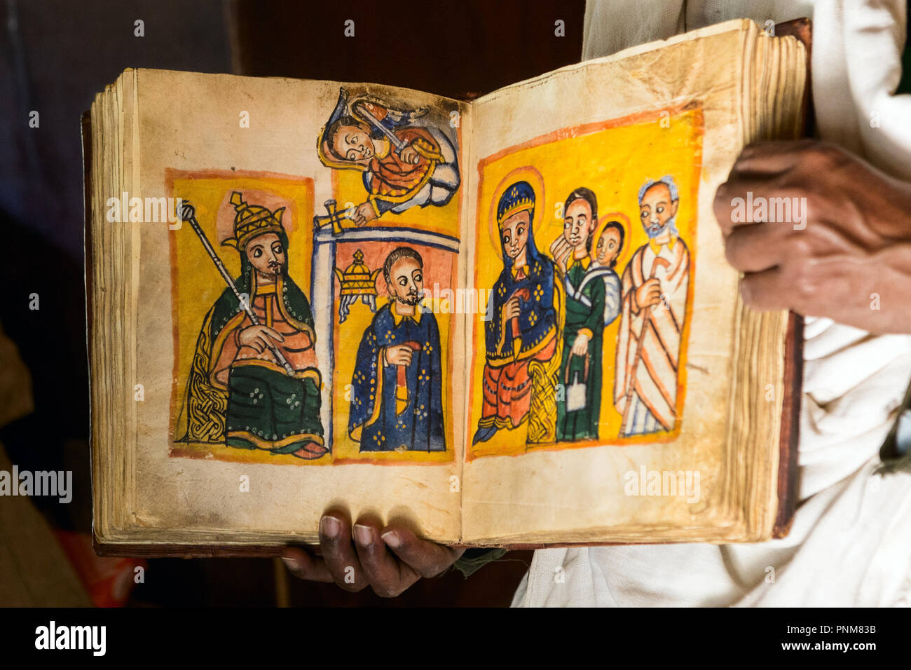 Mönch und 300 Jahre alte Neue Testament Bibel zeigt Maria, Josef ...