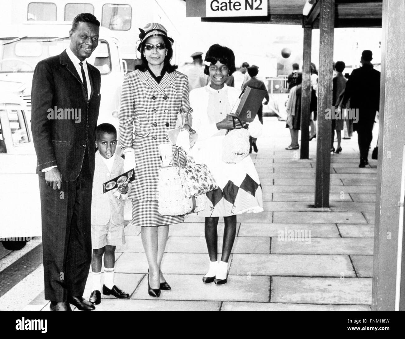 Nat King Cole in London, mit seiner Ehefrau Maria, Sohn Nat Kelly und ...