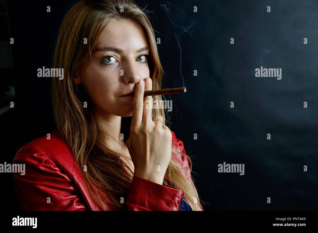 Woman cigarillo smoking -Fotos und -Bildmaterial in hoher Auflösung – Alamy