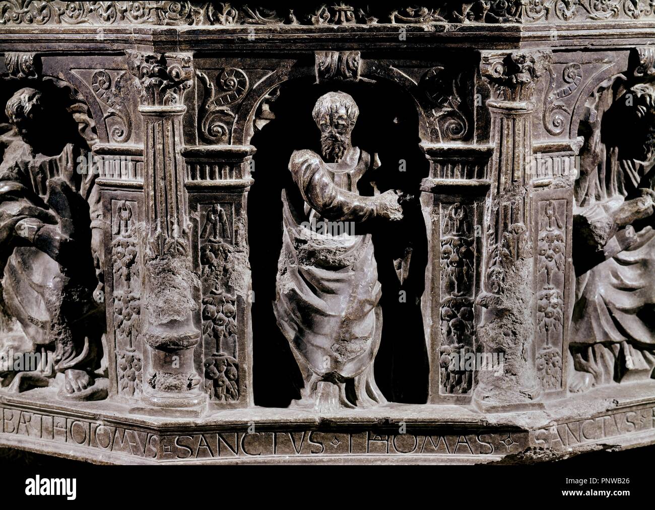 PILA BAUTISMAL DE TRAZA RENACENTISTA CON LAS FIGURAS DE LOS DOCE ...