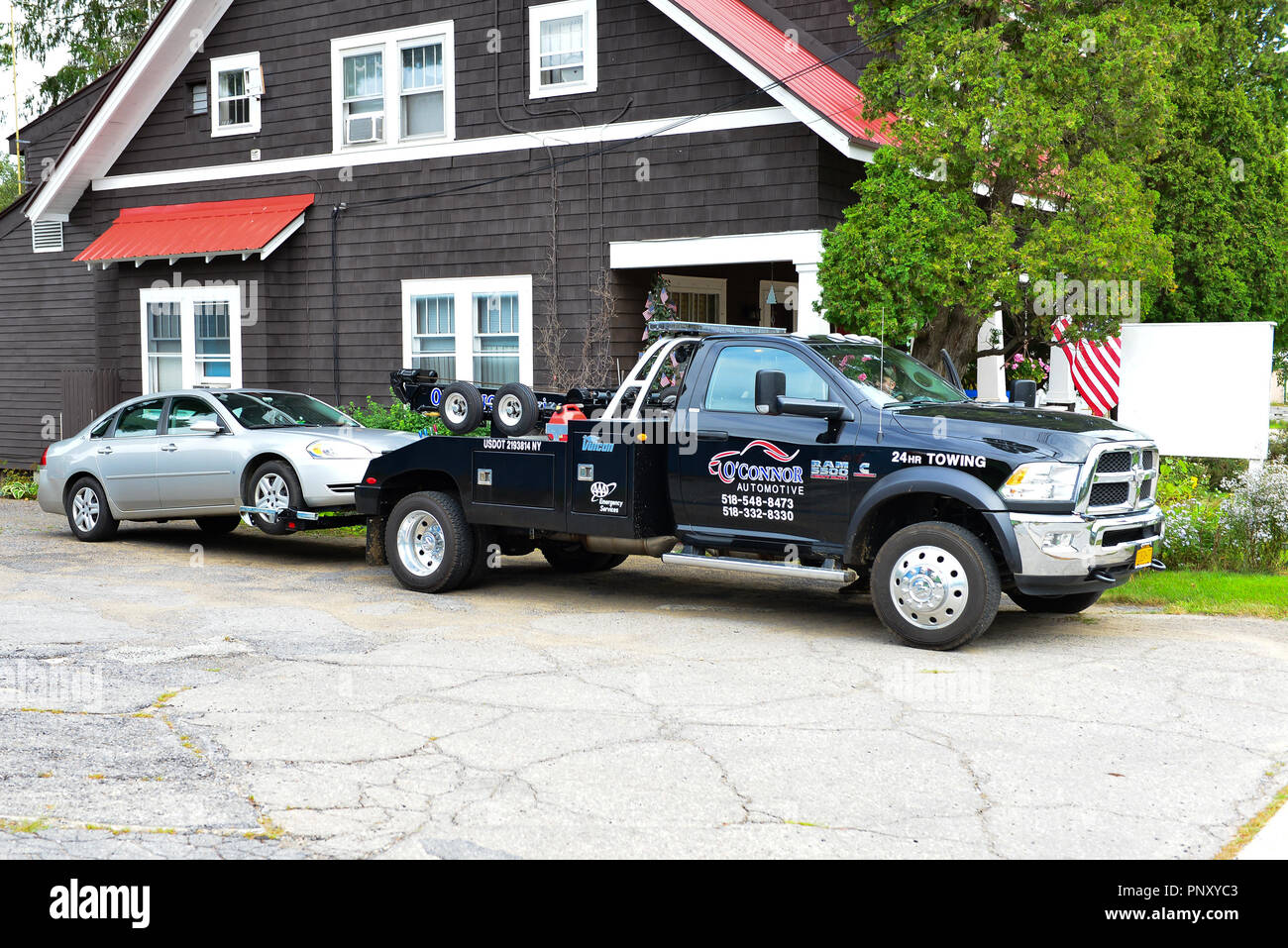 Ein Abschleppwagen abschleppen ein Automobil für den Service ...