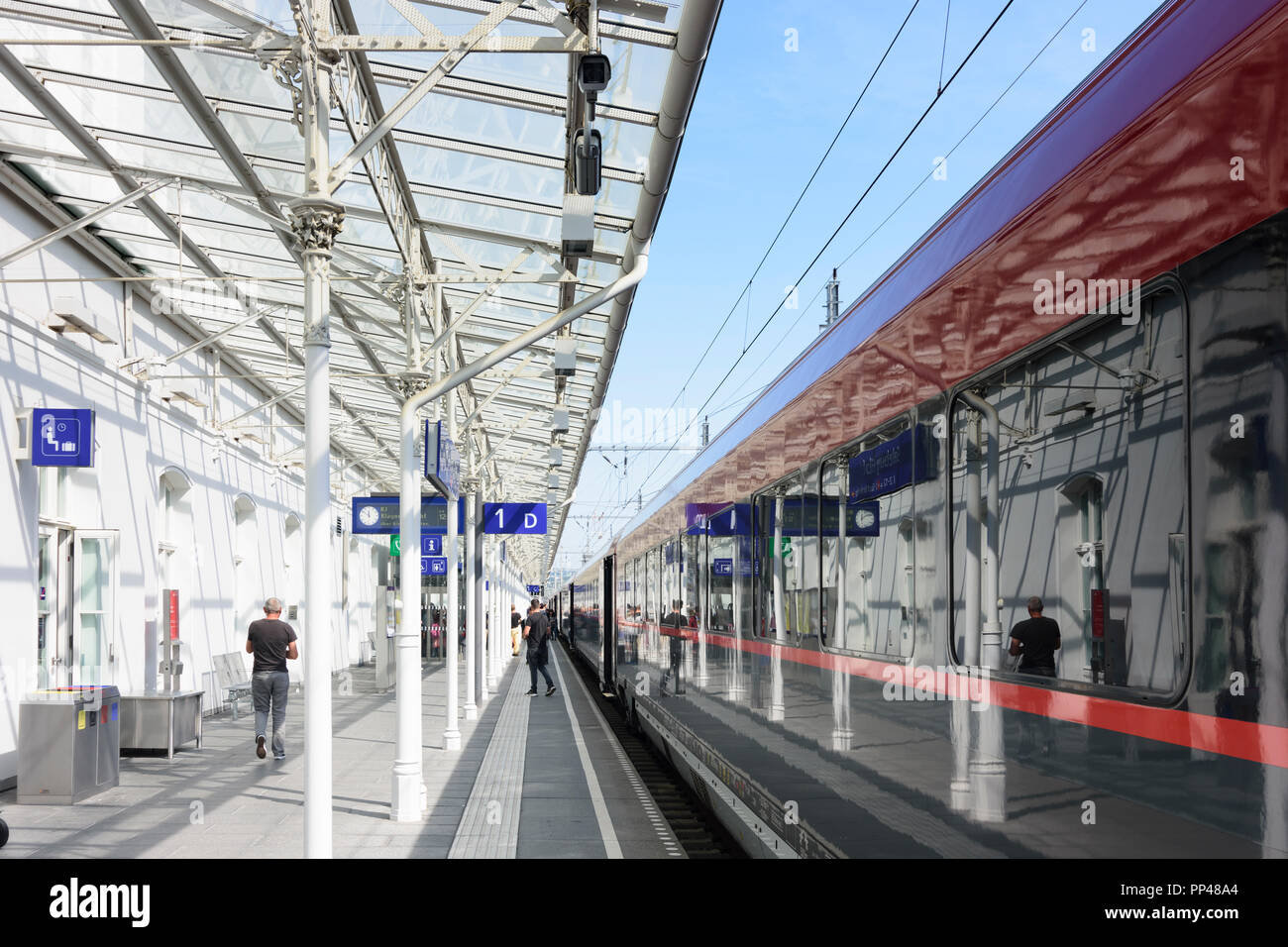 Salzburg: Hauptbahnhof Salzburg Hbf, Gleis 1, Bahnhof Railjet, Flachgau ...
