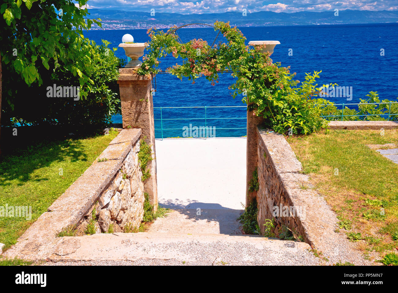 Park an der Strandpromenade Lungomare Promenade in Lovran, Opatija ...