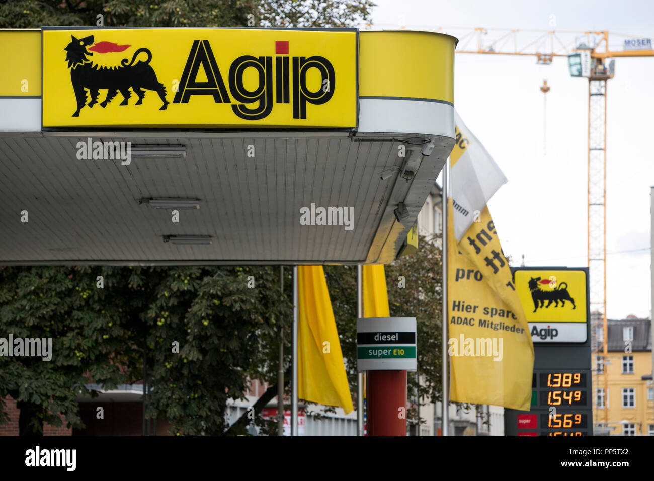 Agip gas stations logo -Fotos und -Bildmaterial in hoher Auflösung – Alamy