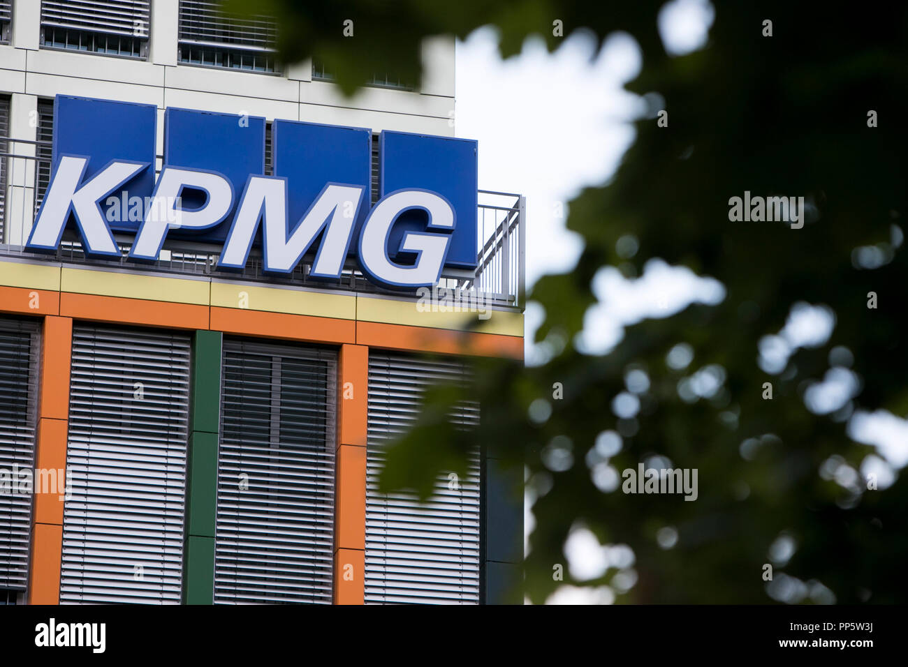 Ein logo Zeichen außerhalb einer Anlage belegt durch die KPMG in ...