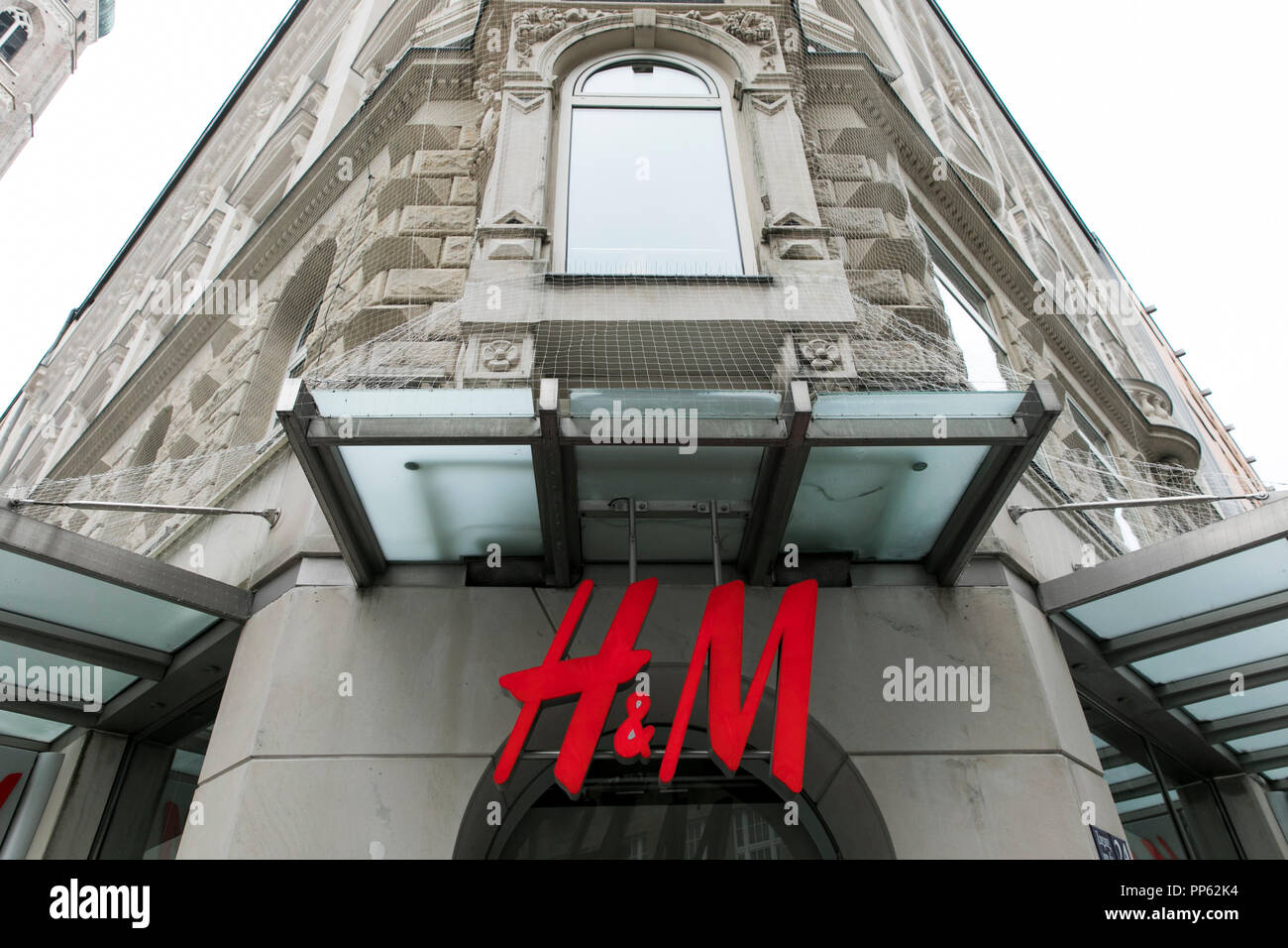 H und m logo -Fotos und -Bildmaterial in hoher Auflösung – Alamy