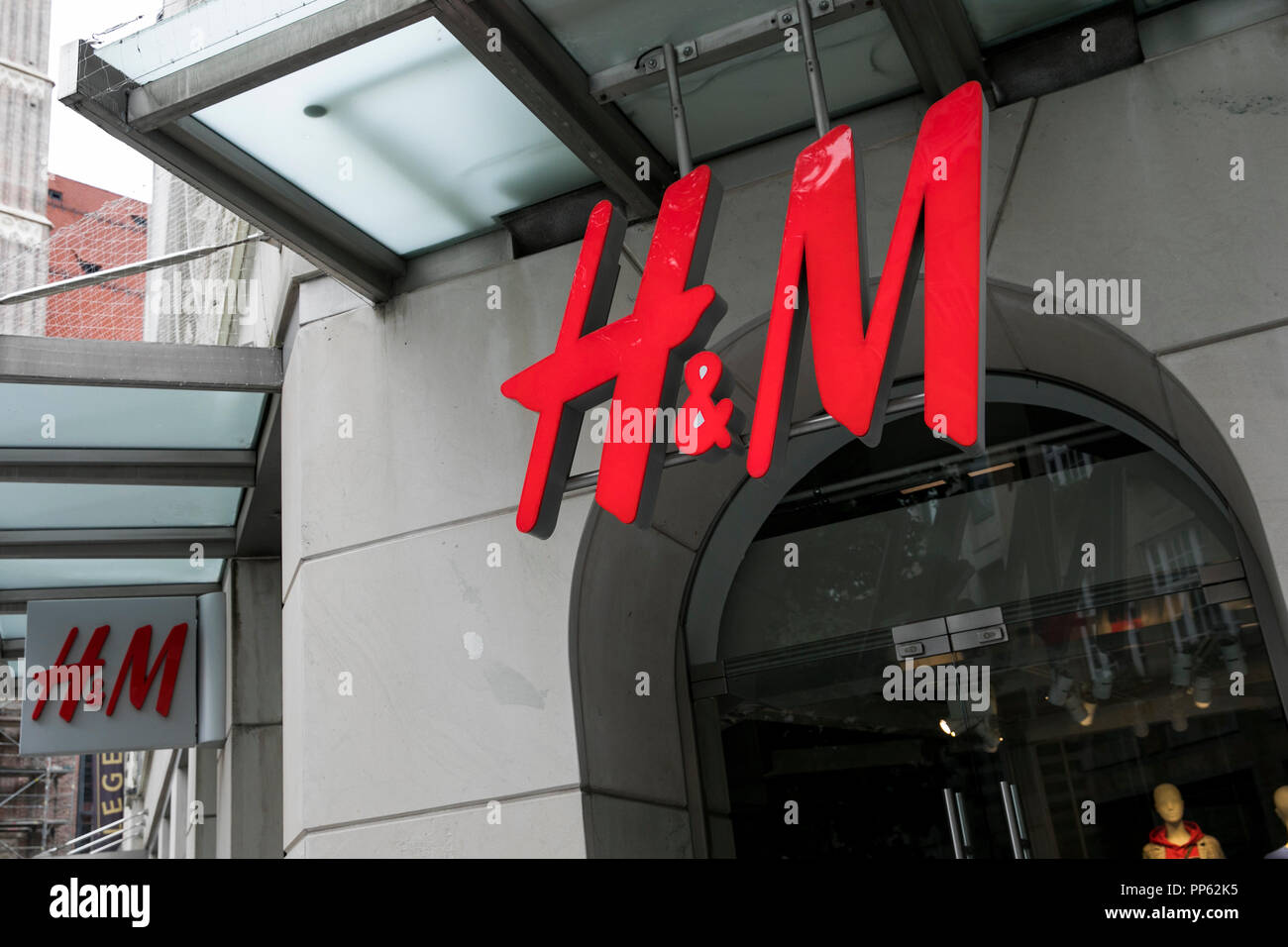 H und m logo -Fotos und -Bildmaterial in hoher Auflösung – Alamy