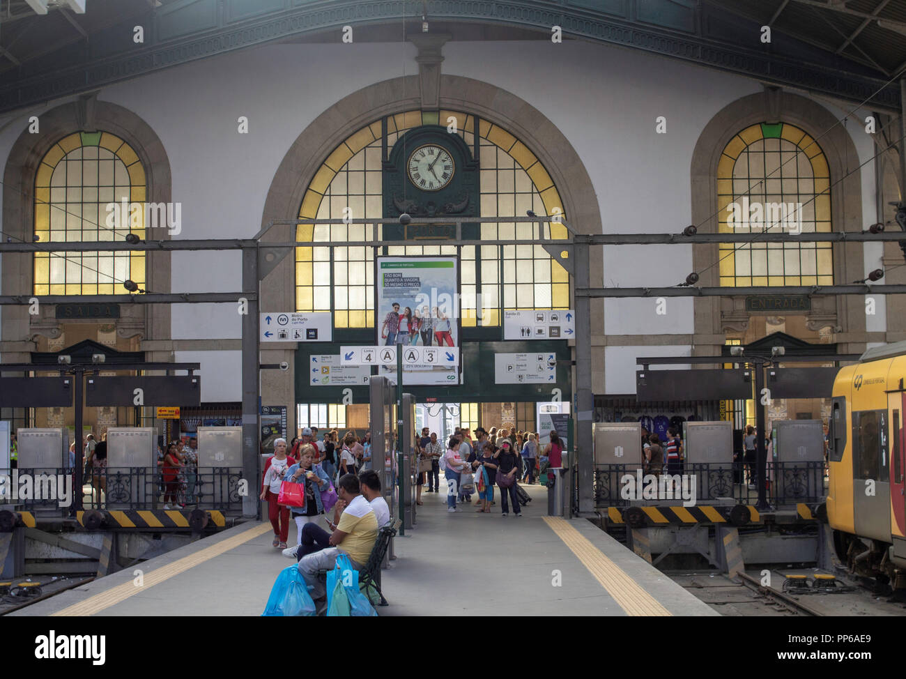 Porto portugal sao bento bahn bahnhof -Fotos und -Bildmaterial in hoher ...