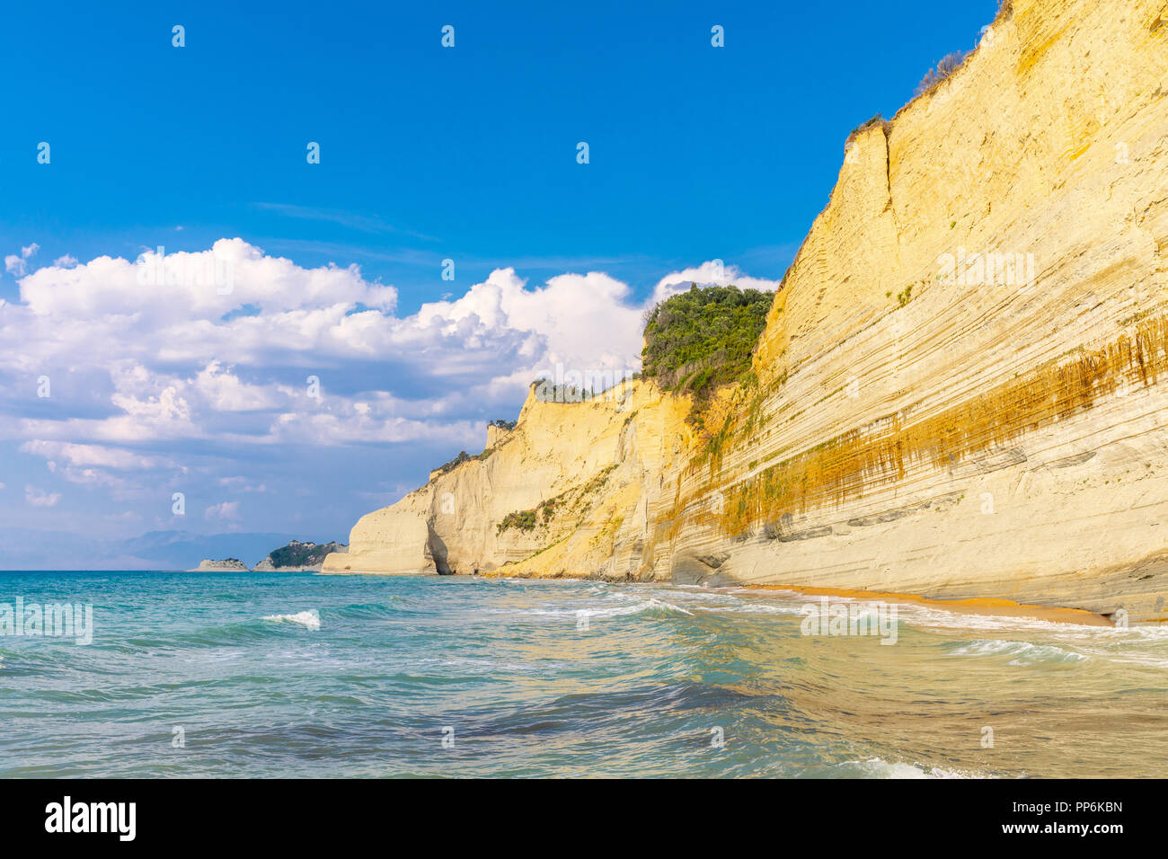 Logas Strand und tolle felsige Klippe in Peroulades. Korfu ...