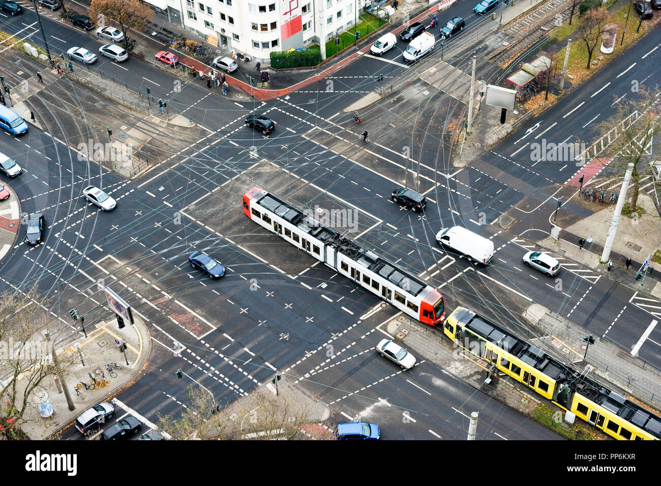 Eine Stadt, die Kreuzung mit der Straßenbahn und Autos von oben gesehen Stockfotografie - Alamy