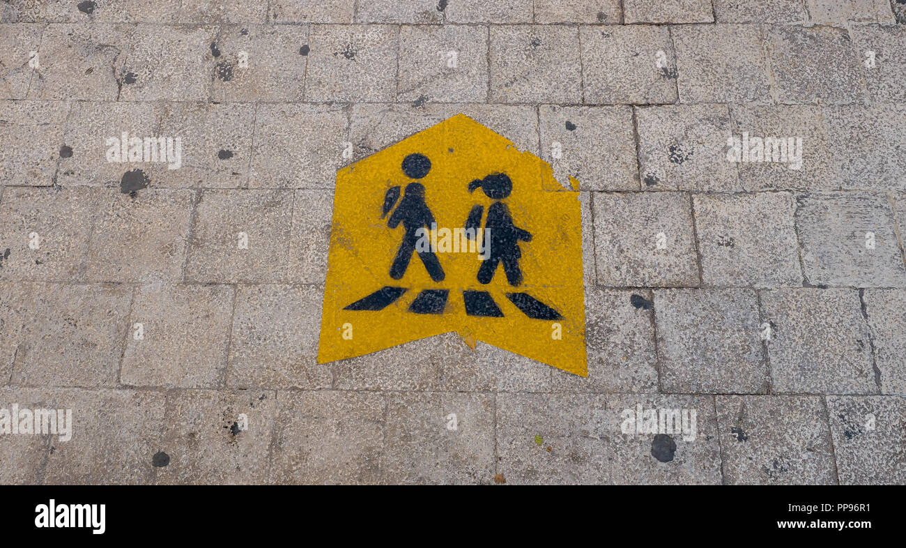 School crossing sign safety -Fotos und -Bildmaterial in hoher Auflösung ...