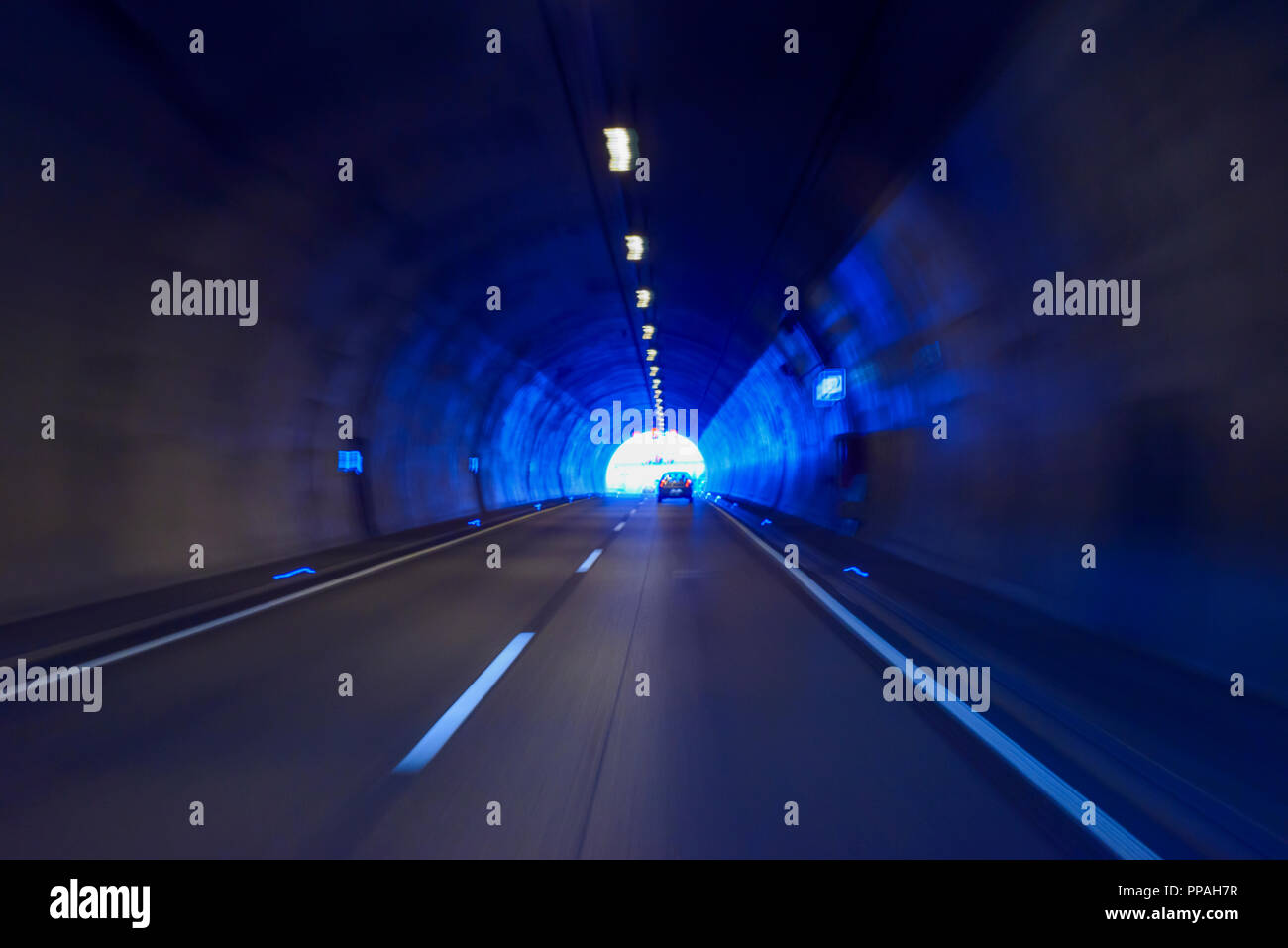Spannende Sie Fahren Durch Einen Tunnel Welche Besonderheit Besteht Dabei Ebenbild