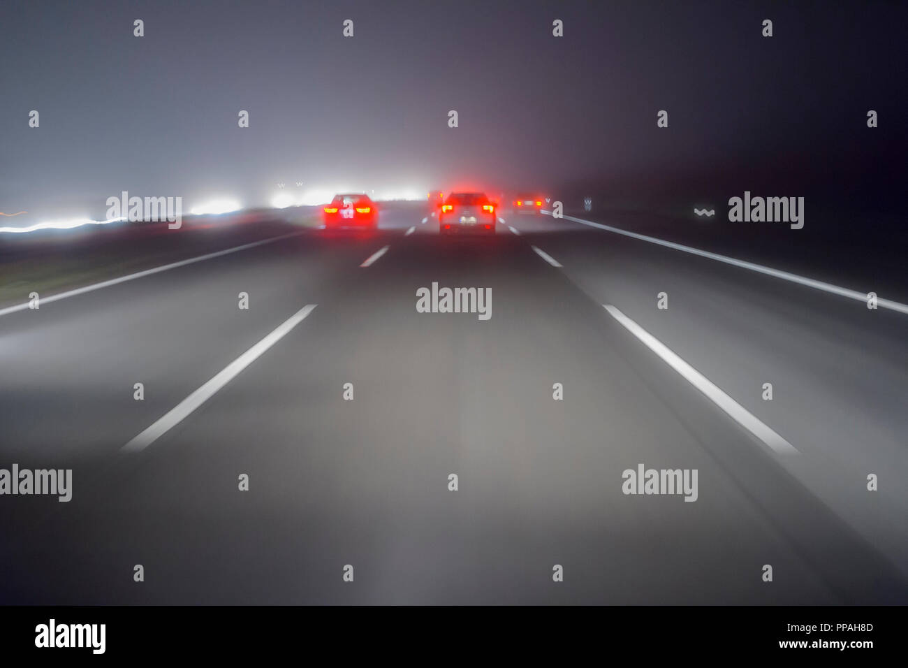 Ansicht aus einem Auto in der Nacht auf der Straße mit Nebel, Autobahn ...