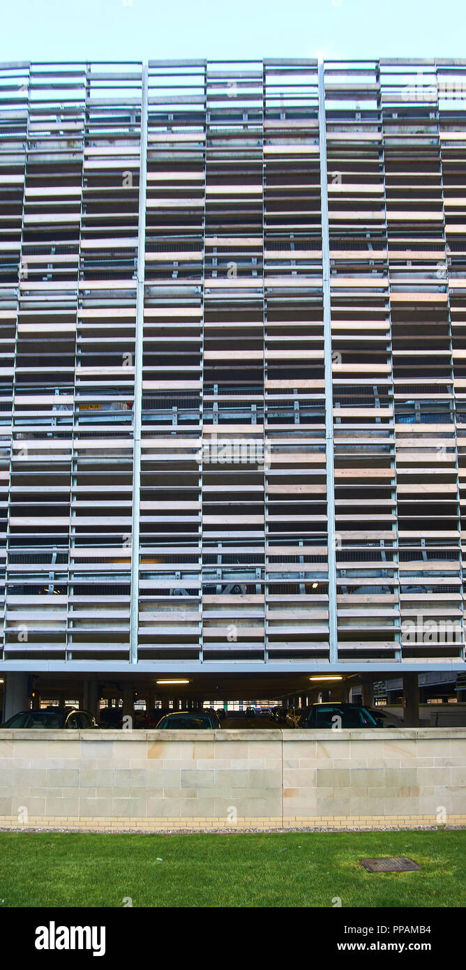 Modernes parkhaus -Fotos und -Bildmaterial in hoher Auflösung – Alamy