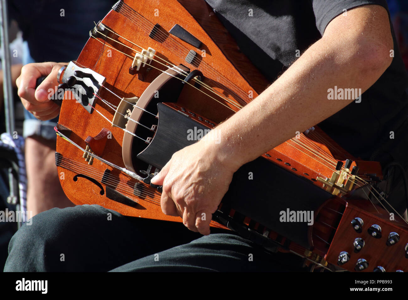 Der Musiker spielt die Drehleier, mittelalterliche Musikinstrumente ...