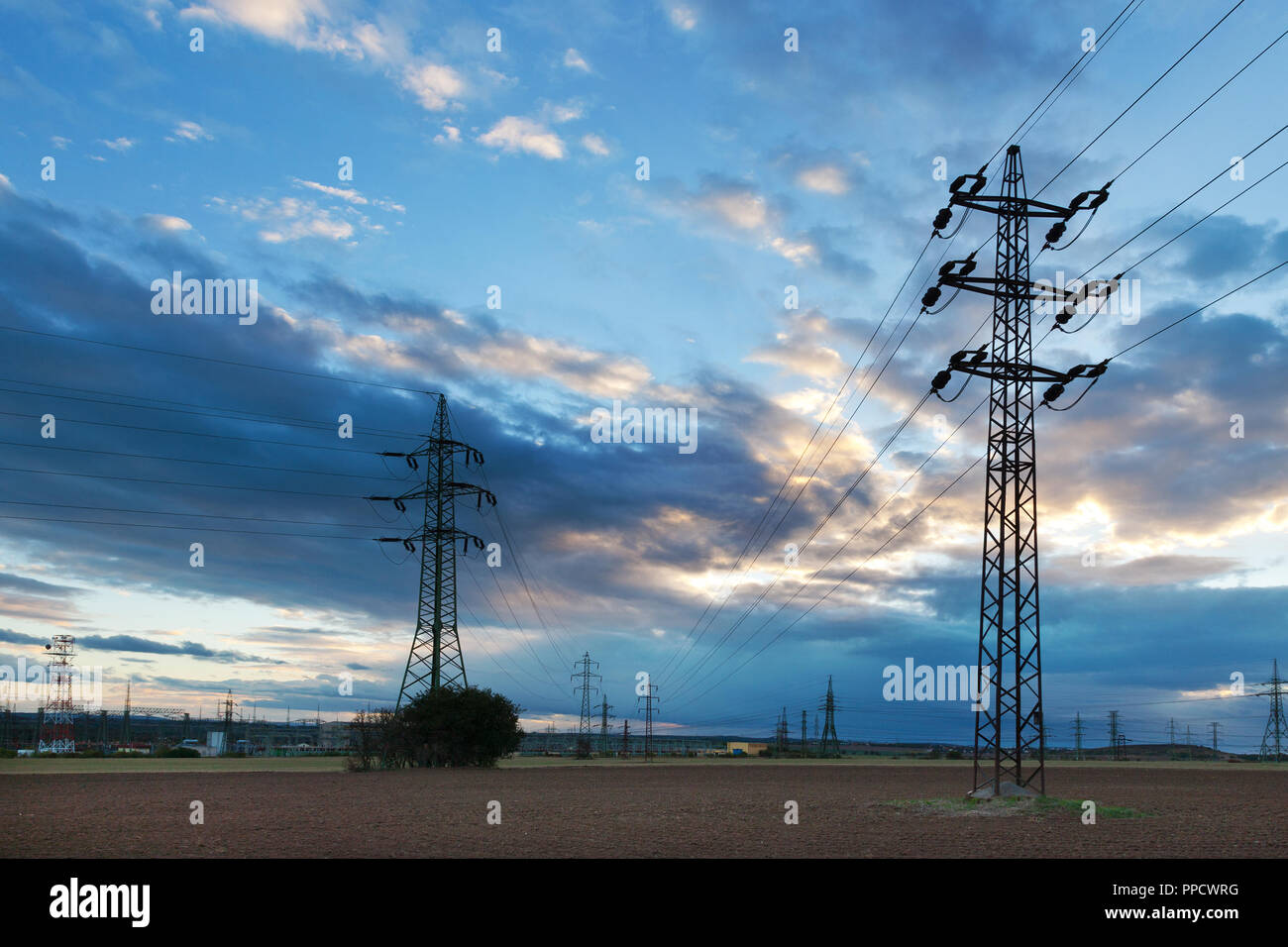Elektrizität - Strom Energie Industrie-elektrische Pole an den ...