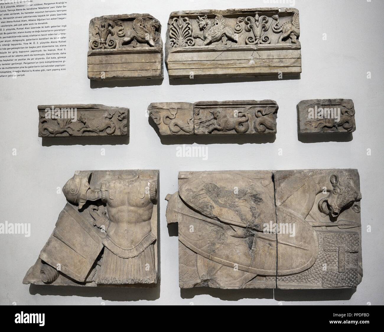 Heiligtum der Athene. Jahrhundert v. Chr.. Fragmente der Frieze, greife ...