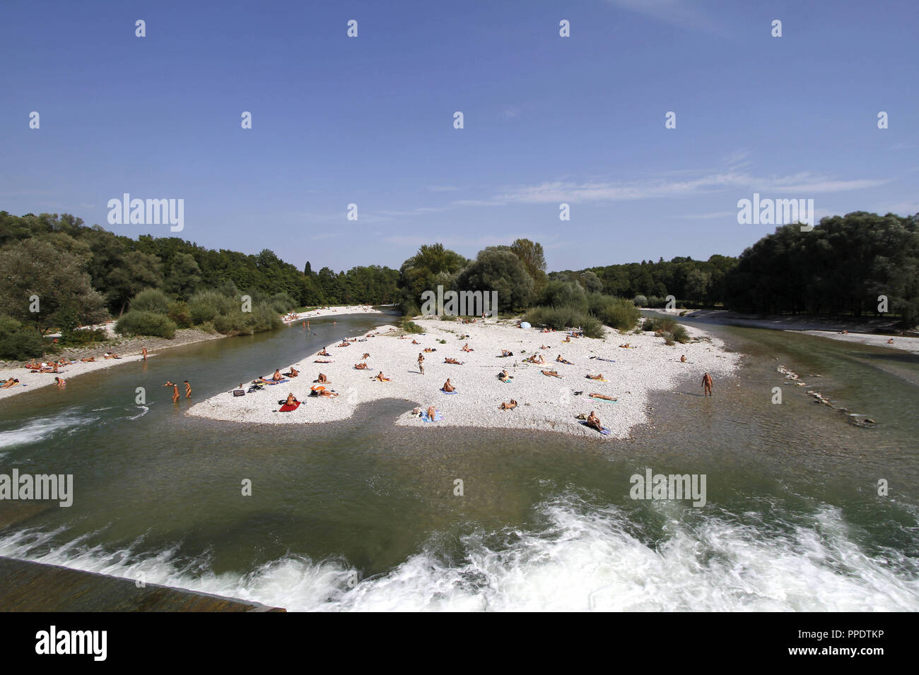 Sonnenhungrige beim sonnenbaden am strand -Fotos und -Bildmaterial in ...