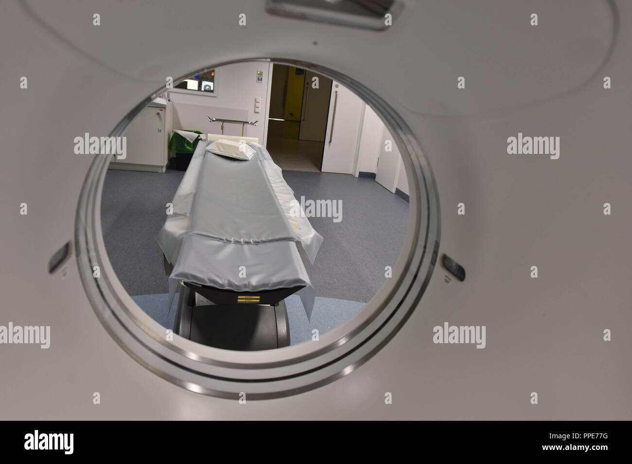 Computertomograph in der Zentralen Notaufnahme Helios Klinikum Muenchen ...