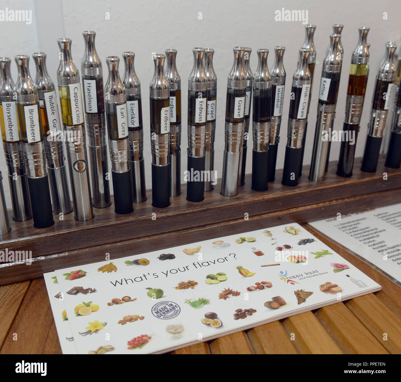 Eigentümer Daria Aibabina bietet elektrische Zigaretten mit und ohne ...