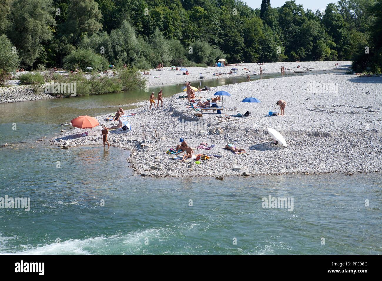Erholungssuchende im Sommer an der Isar Strand am Flaucher ...