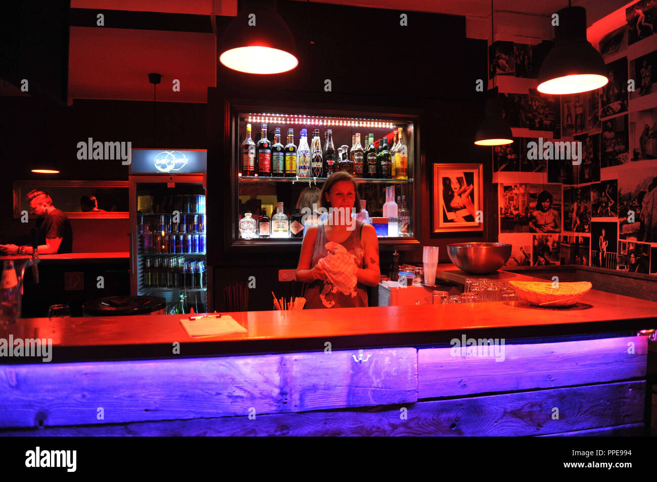 Hinter der Theke der "Baby Jane" Bar in der Reichenbachstrasse 37 im ...
