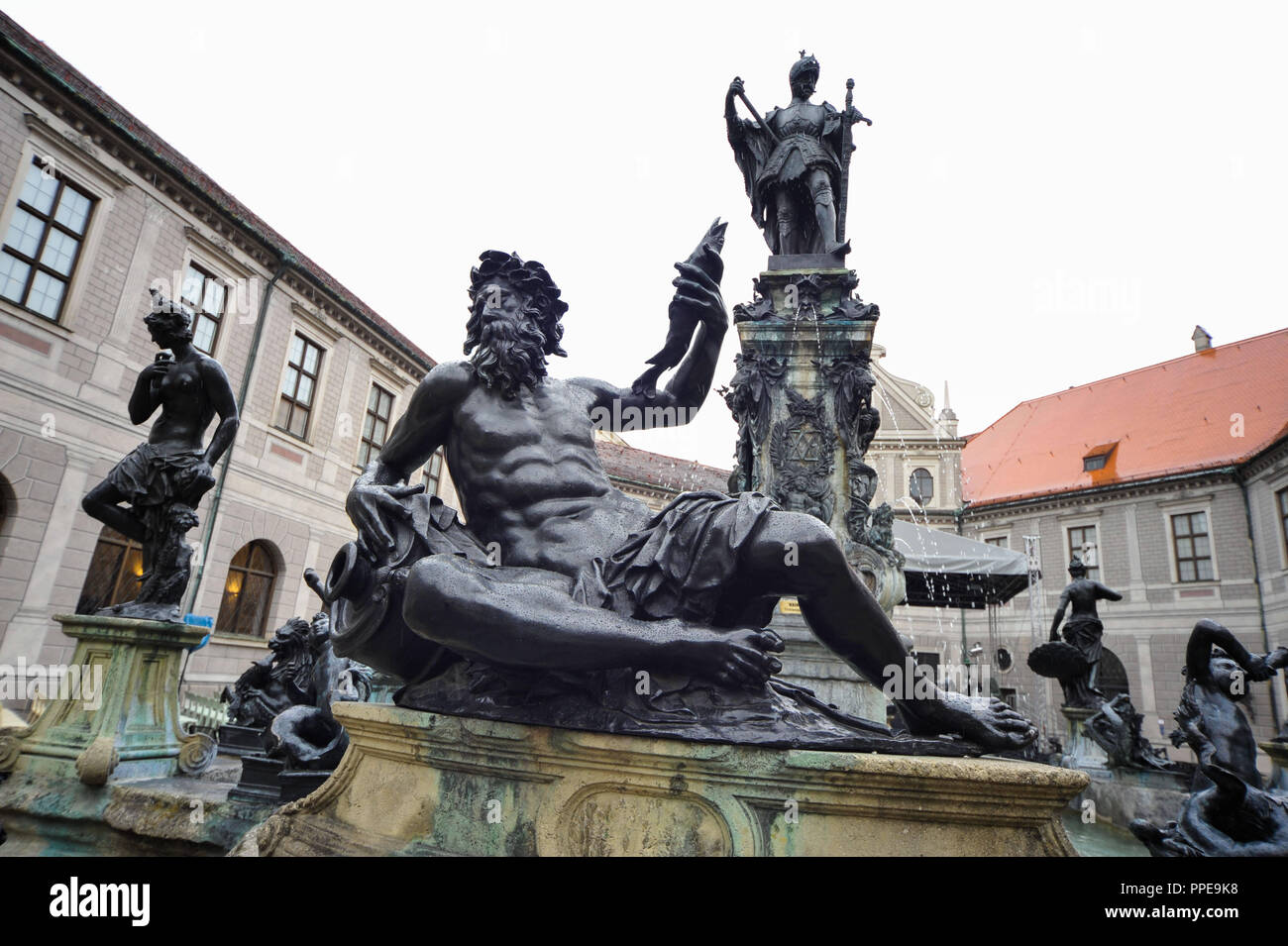 Brunnen im brunnenhof -Fotos und -Bildmaterial in hoher Auflösung – Alamy