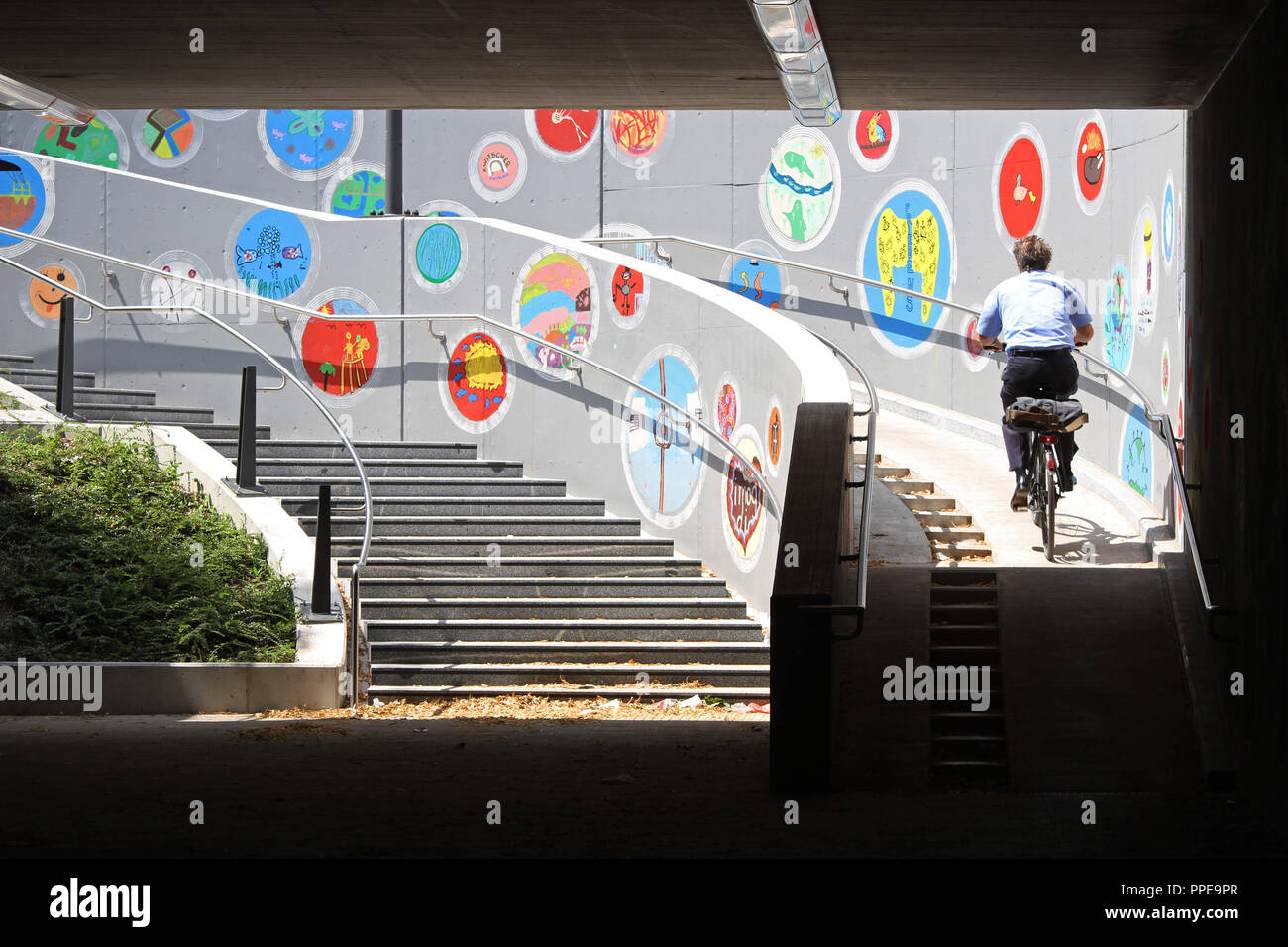 Die Fußgänger- und Fahrrad Unterführung an der Theresienhoehe/Hans ...
