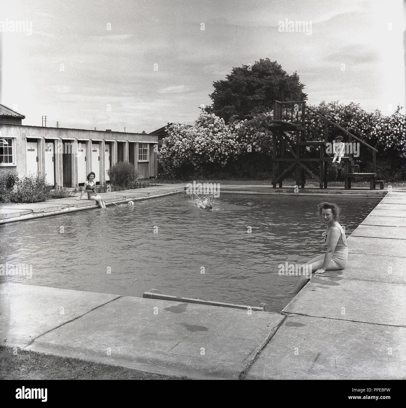 Man swimming pool 1950s -Fotos und -Bildmaterial in hoher Auflösung – Alamy