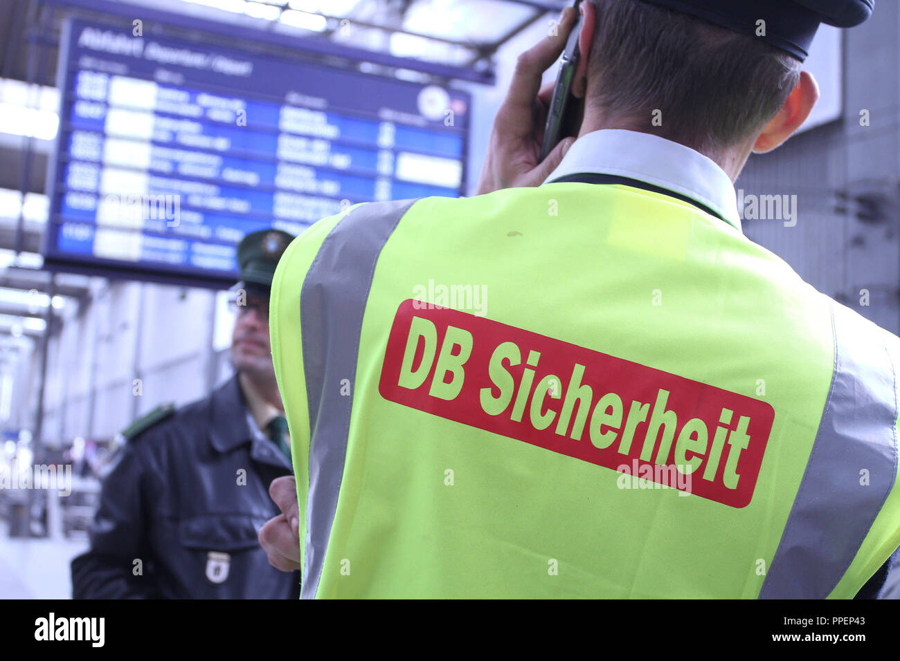 Die Leitung der S-Bahn München ist aufgrund einer Oberleitung Schäden ...