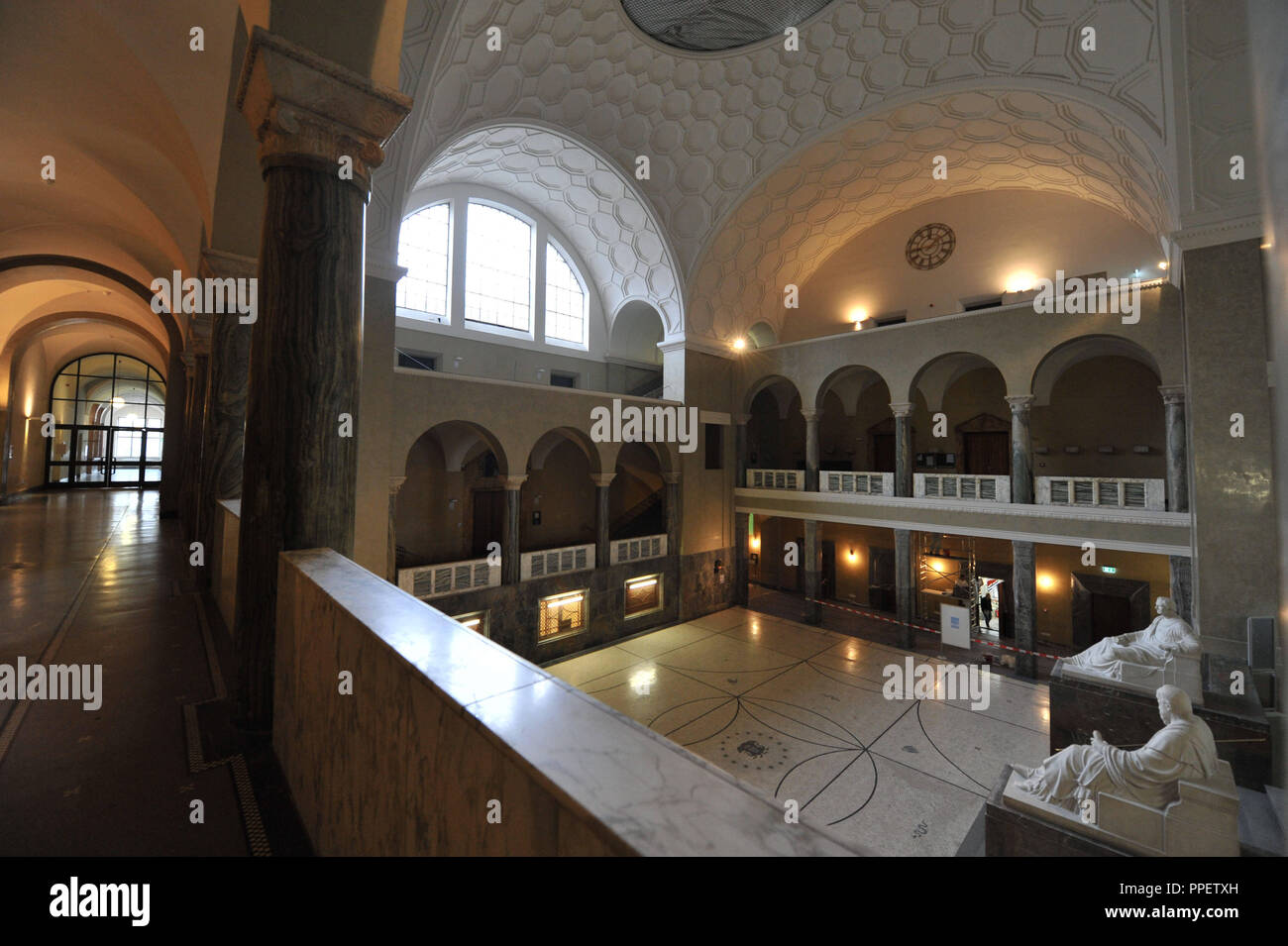 Lmu atrium -Fotos und -Bildmaterial in hoher Auflösung – Alamy
