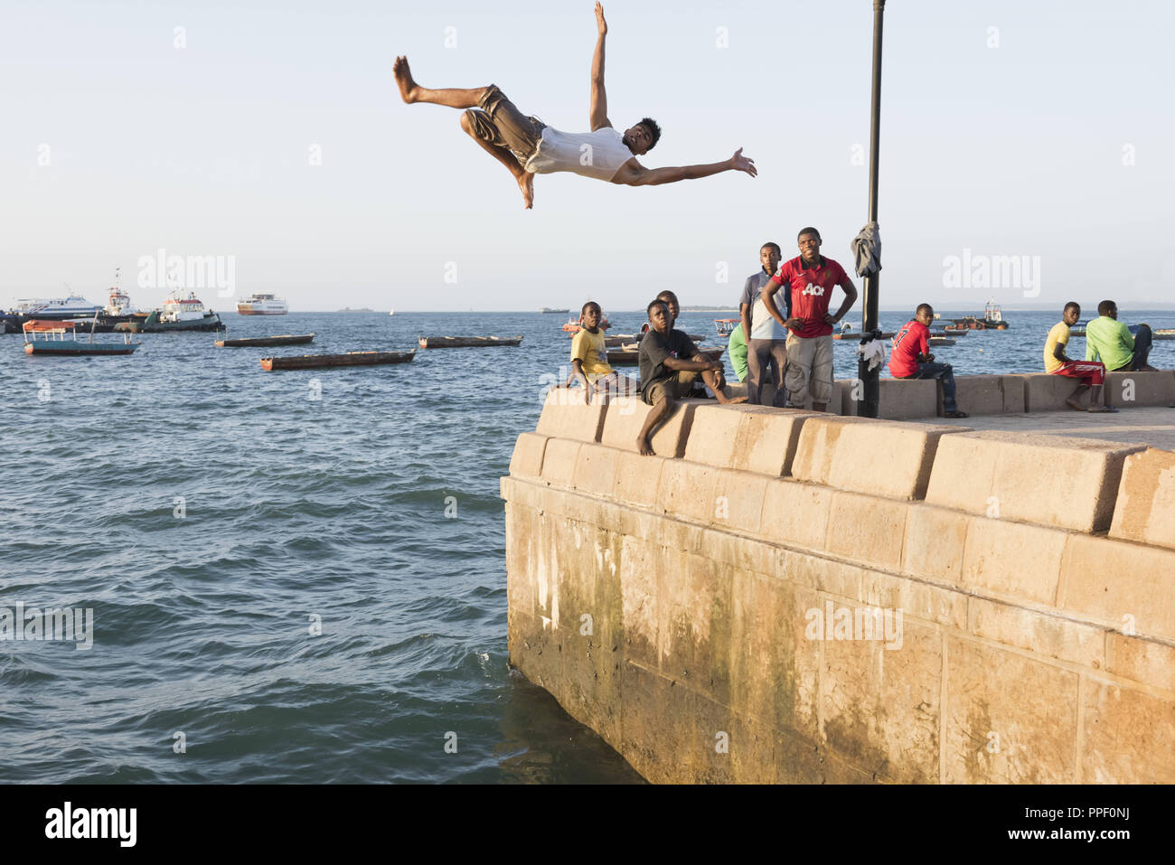 Mann springt ins wasser -Fotos und -Bildmaterial in hoher Auflösung – Alamy
