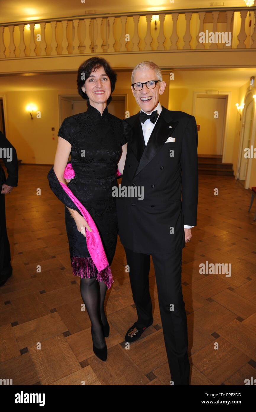 Sir peter jonas -Fotos und -Bildmaterial in hoher Auflösung – Alamy