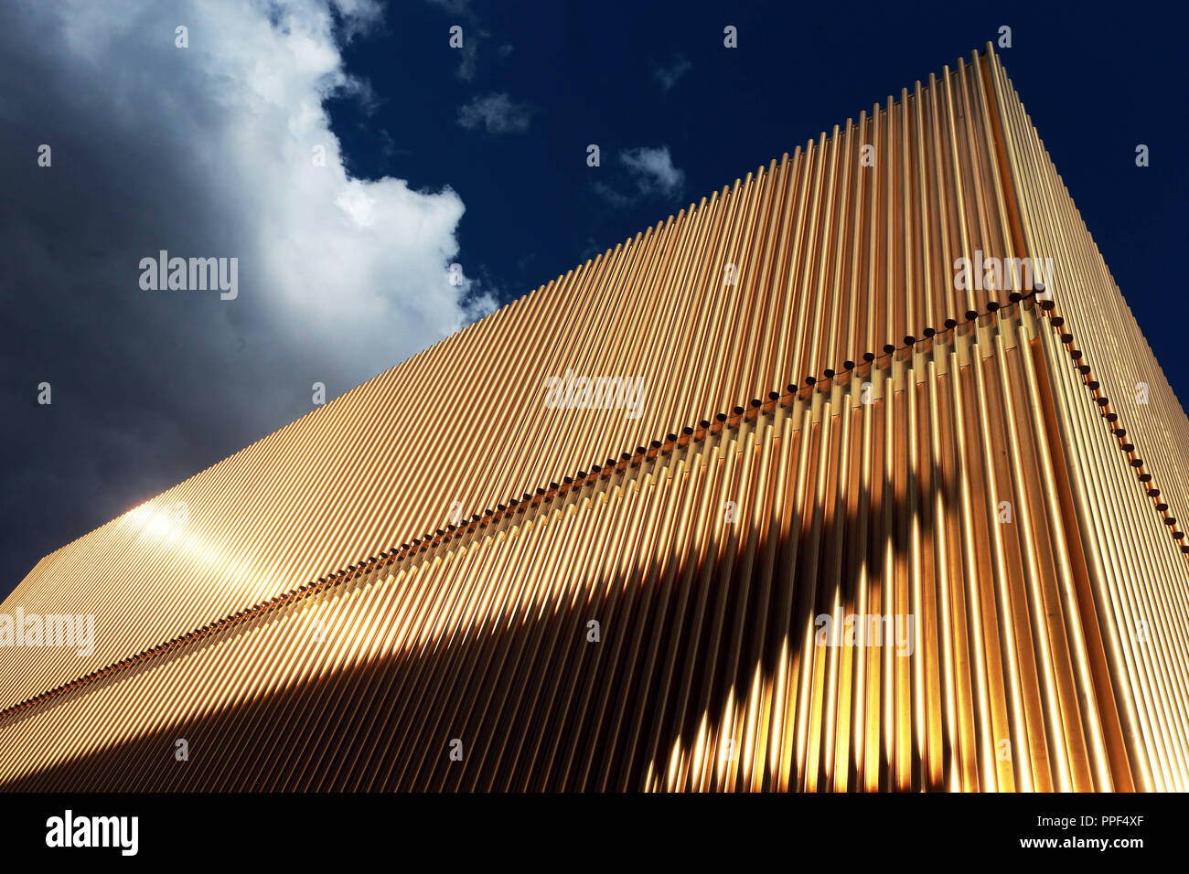 Funkelnde Gold Fassade der Erweiterung des Lenbachhauses in München ...