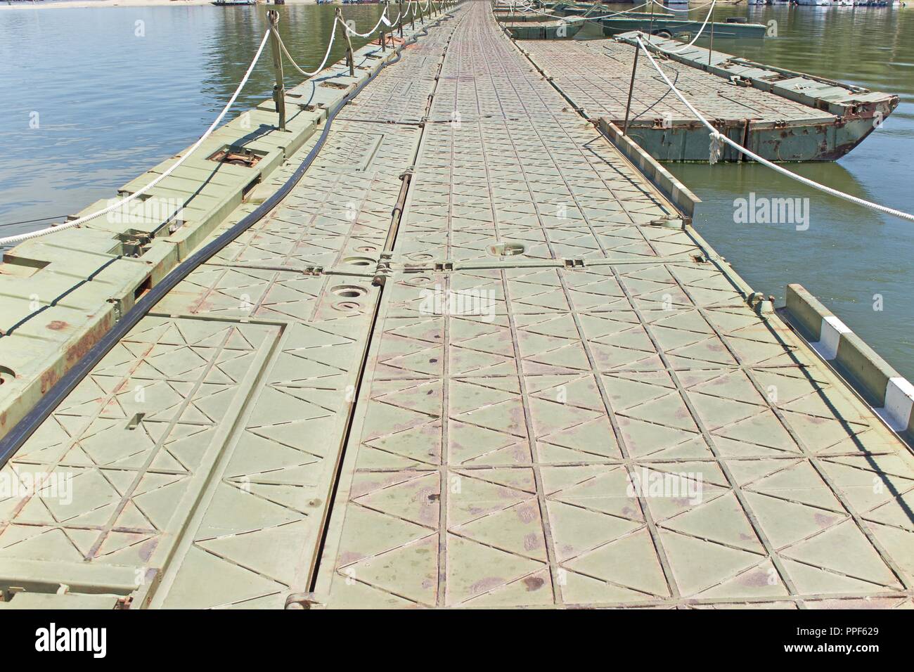 Military pontoon bridge -Fotos und -Bildmaterial in hoher Auflösung – Alamy