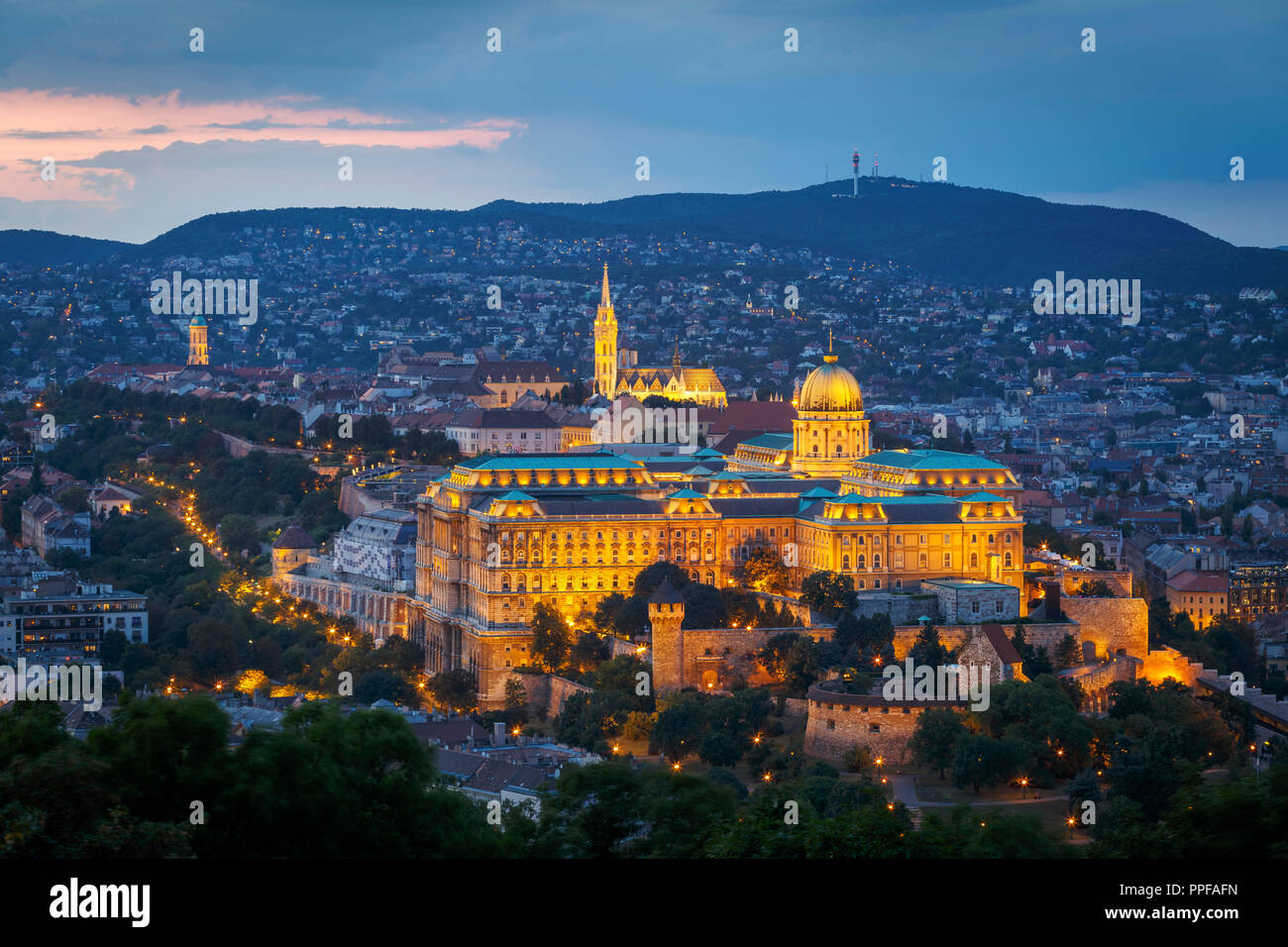 Blick auf die Budaer Burg von Zitadelle in Budapest, Ungarn ...