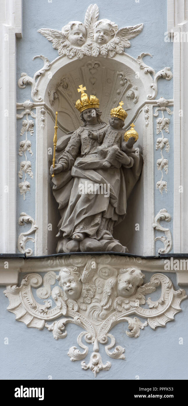 Saint Skulptur Jungfrau Maria mit dem Jesuskind mit goldenen Kronen und Zepter, Nische in der ...