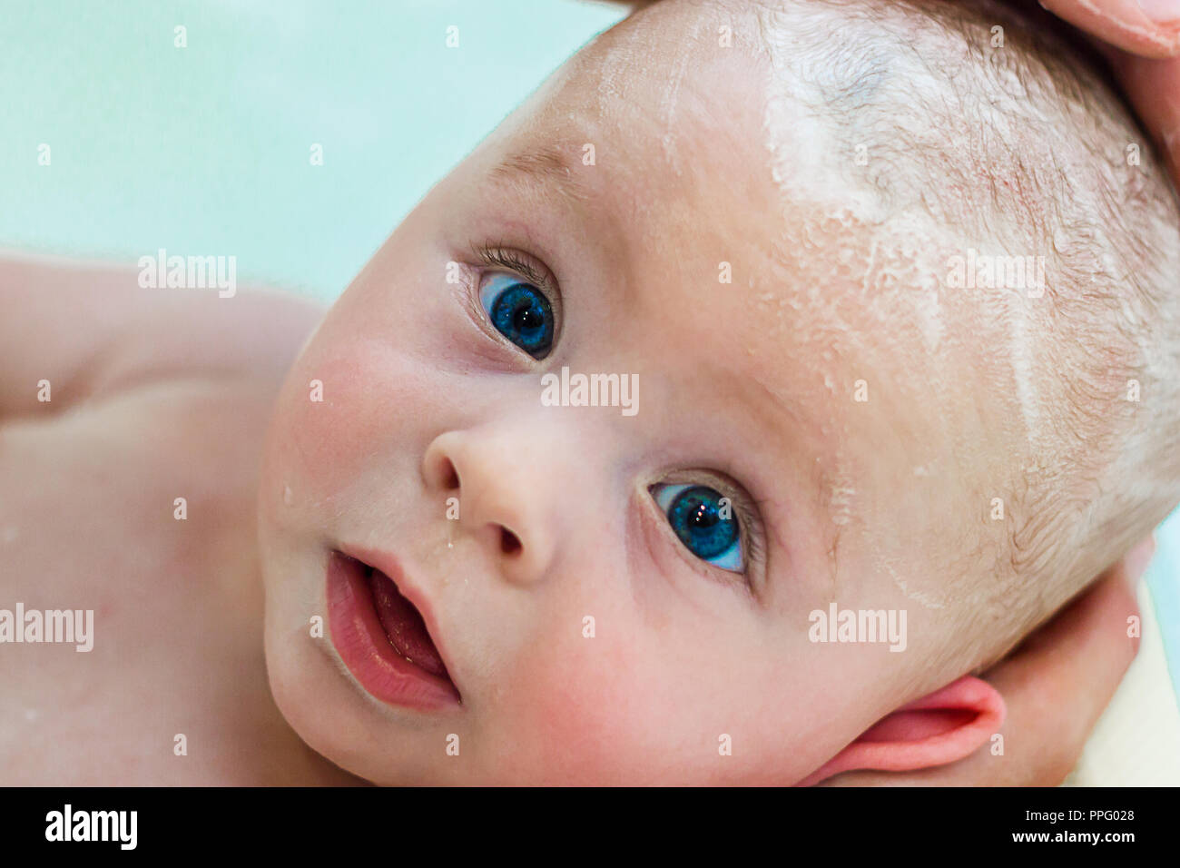 Junge und mädchen in der badewanne -Fotos und -Bildmaterial in hoher ...