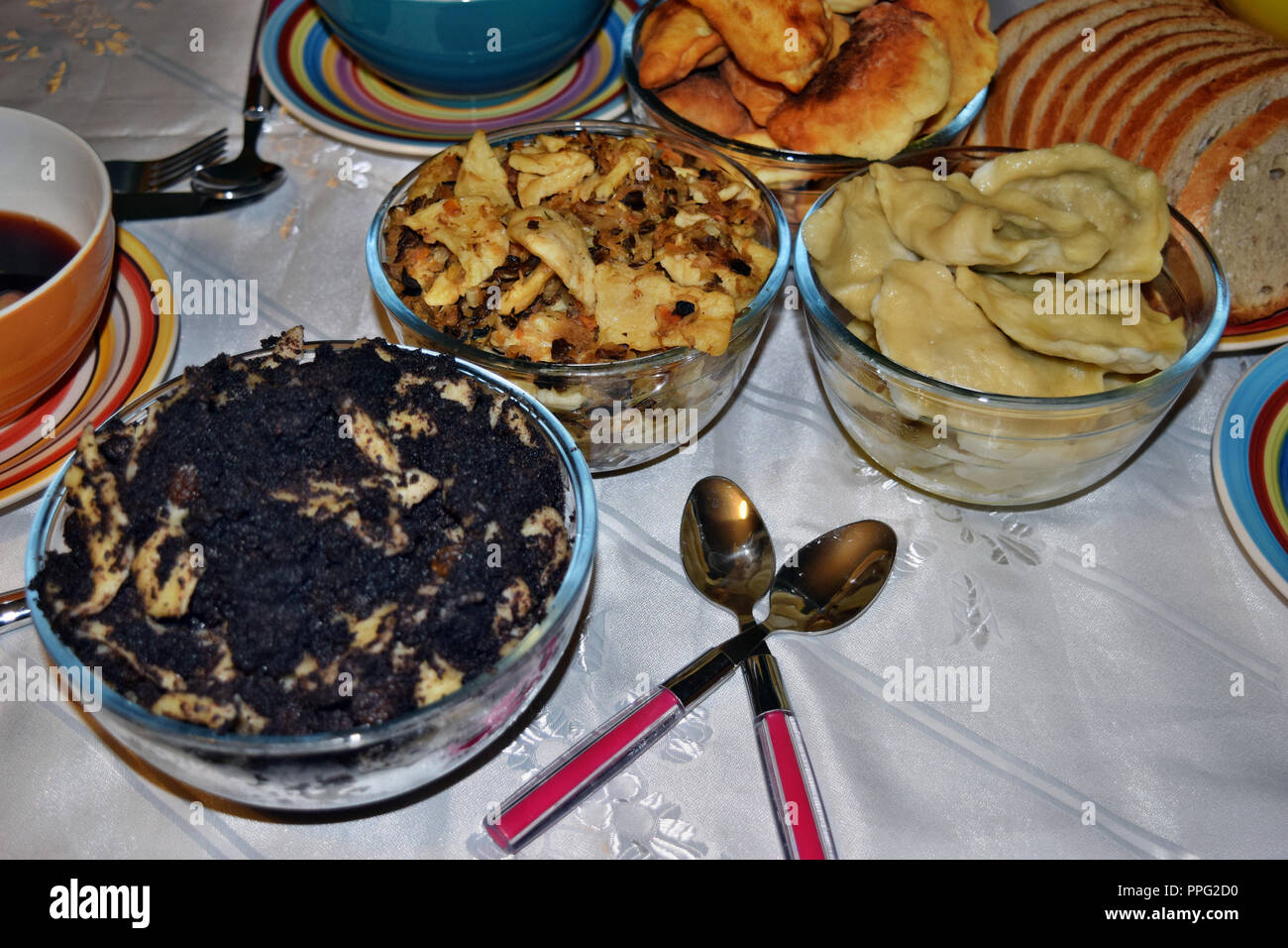 Traditionelle polnische Weihnachten Wafer, Nudeln mit Mohn, Brot ...