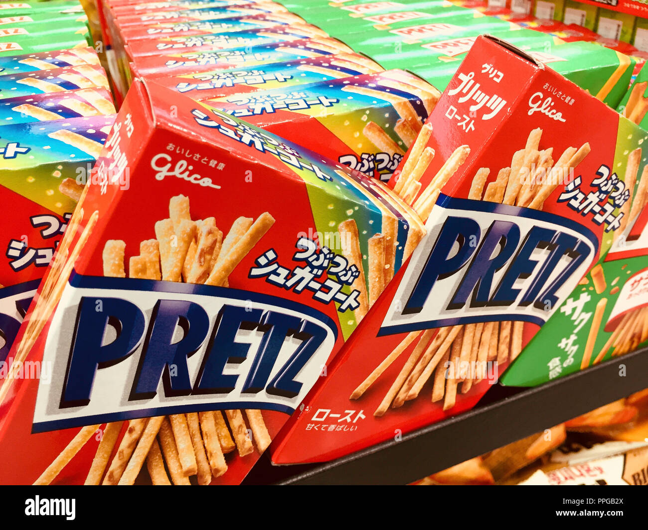 Verkaufssnacks anzeigen -Fotos und -Bildmaterial in hoher Auflösung – Alamy