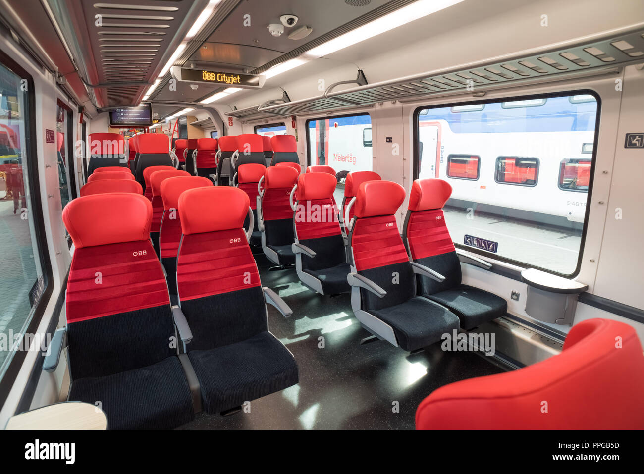 Innenraum eines Nahverkehrszuges Bombardier Talent 3 Stockfotografie ...