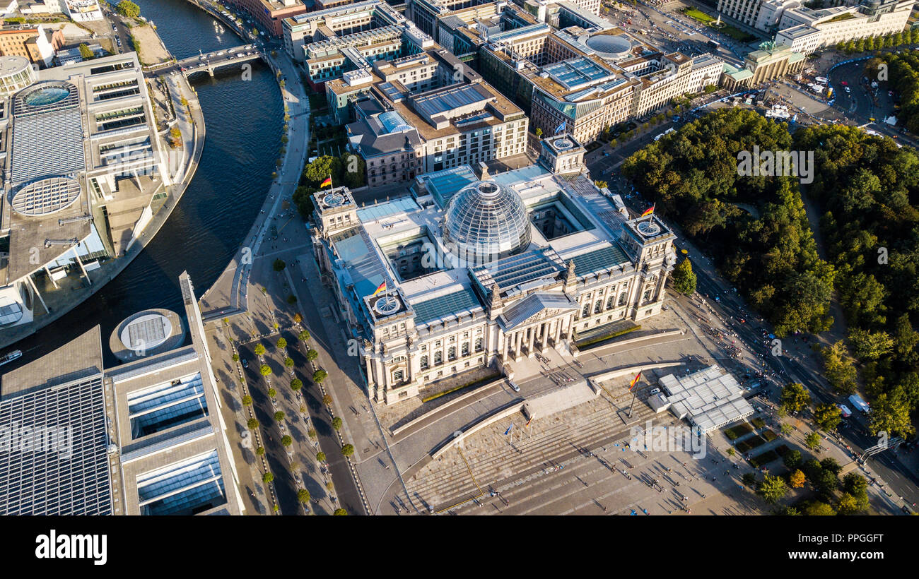 Reichstag building aerial -Fotos und -Bildmaterial in hoher Auflösung – Alamy