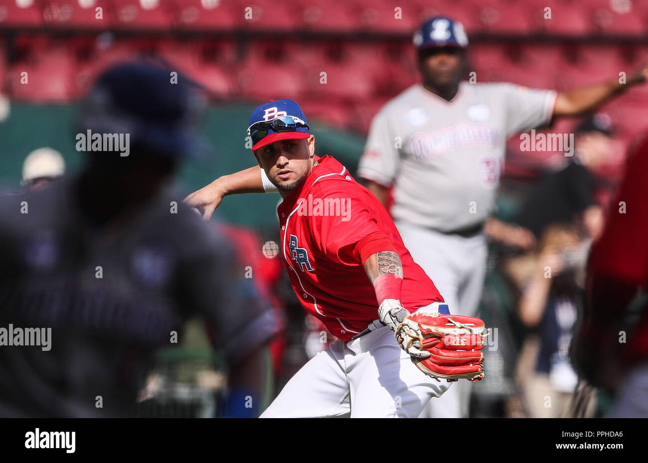 David Vidal de Puerto Rico hace un tipo Primera Base, durante el ...