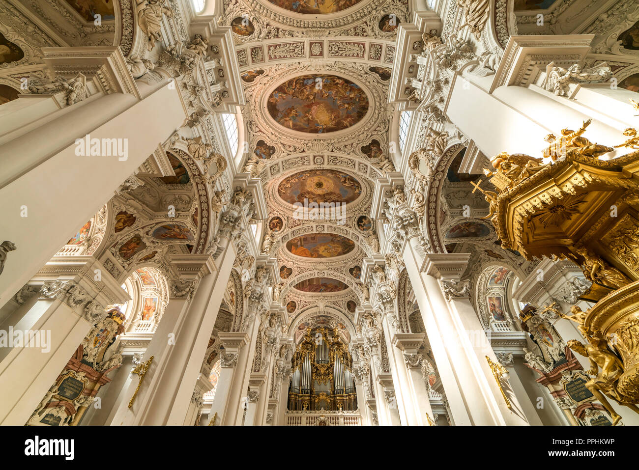 Kirchenorgel und Deckenfresken im Dom St. Stephan, Passau, Bayern ...
