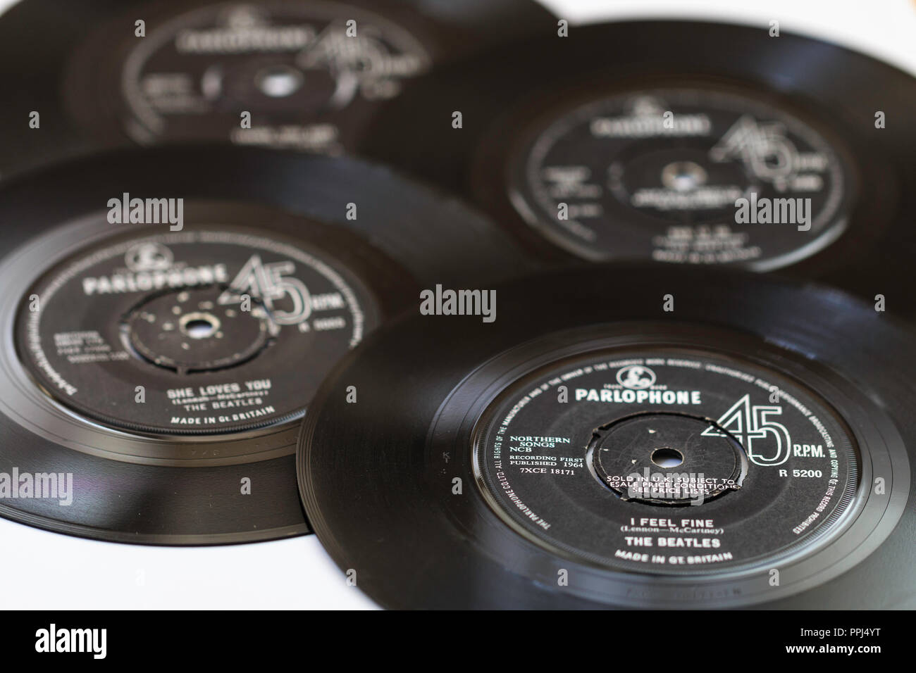 Vier 45 rpm Records, angeordnet. Die Beatles, Anfang der 60er Jahre Hit ...