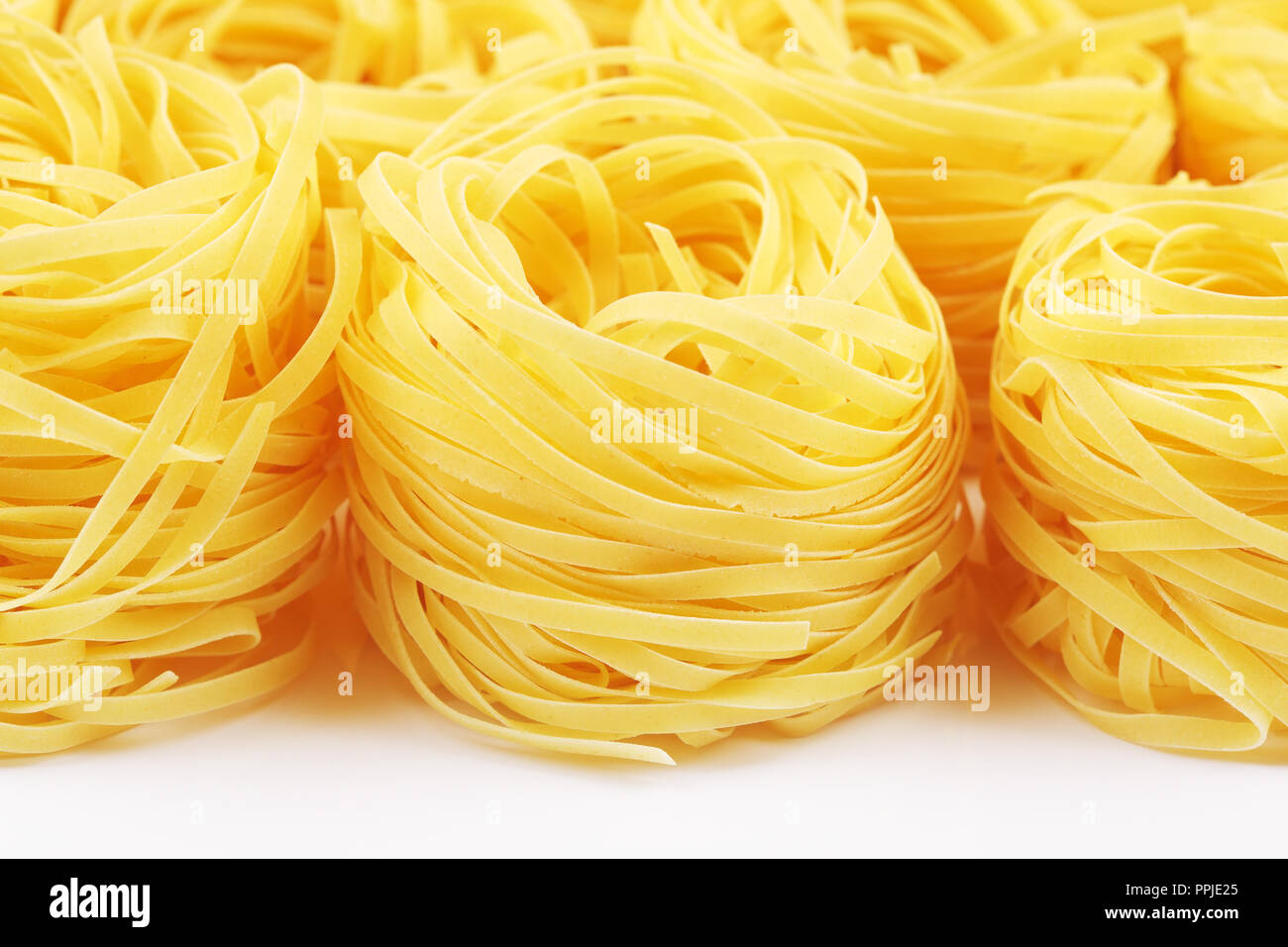 Fettuccine nest pasta -Fotos und -Bildmaterial in hoher Auflösung – Alamy